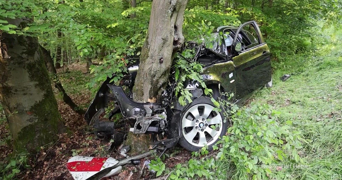 Schwerer Verkehrsunfall bei Mömbris-Niedersteinbach – BMW-Fahrerin prallt frontal gegen einen ...
