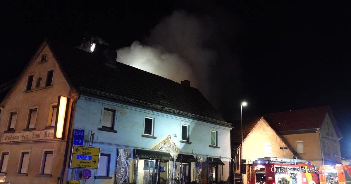 Scheune komplett abgebrannt – Übergreifen der Flammen von Feuerwehr verhindert | LFV Bayern