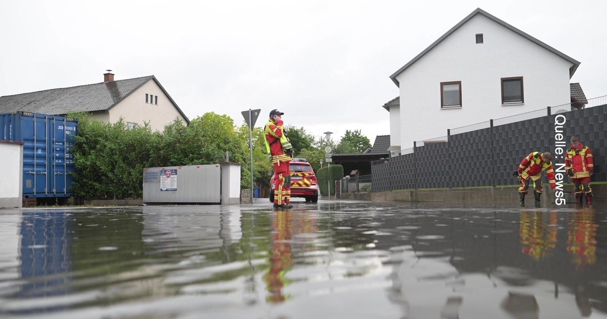 Abensberg: Starkregen sorgt für Überschwemmung in Aunkofener Straße | LFV Bayern